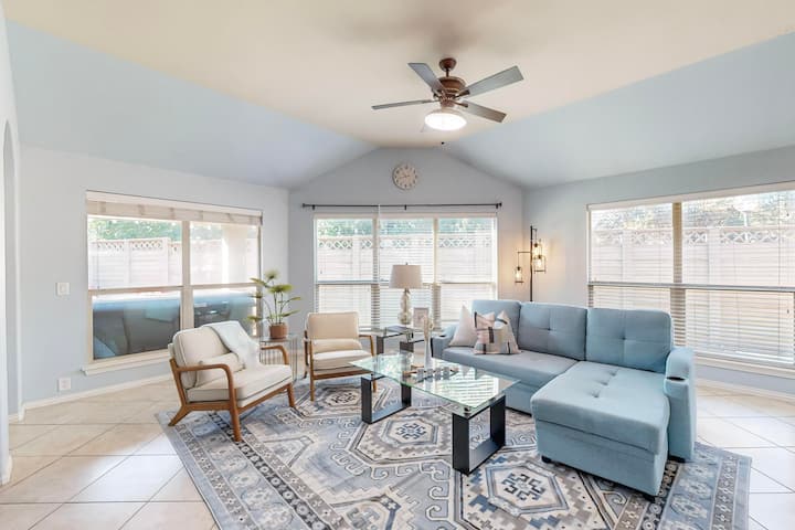 Charming Retreat With Modern Comforts - North Richland Hills, TX