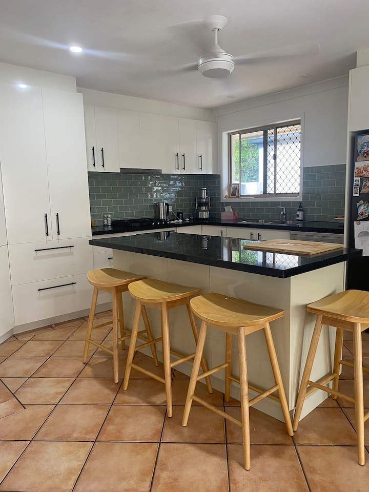 Awesome Location! Close To The Beach And Creek! - Coolangatta