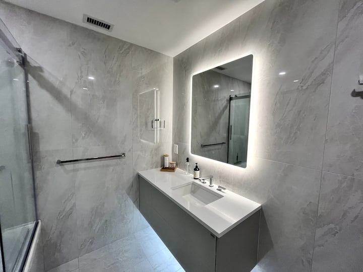 Swift Escape: Chic Retreat - West Vancouver