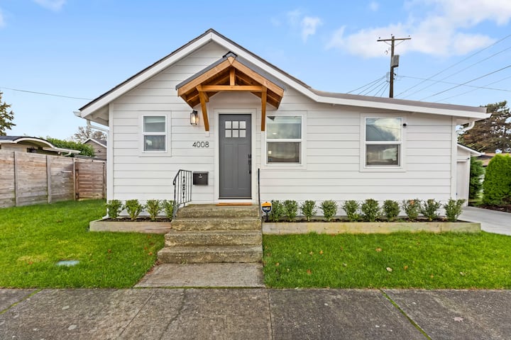 Cozy Tacoma Bungalow - Tacoma, WA