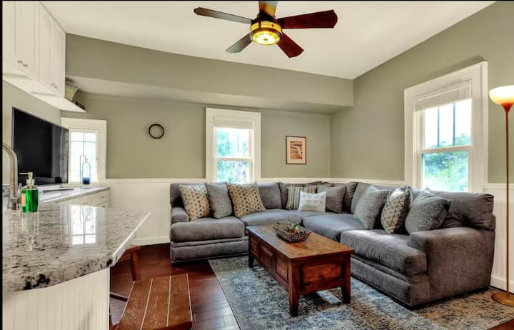 Downtown Lakeland 2/2 Historic Carriage Home - Lakeland, FL