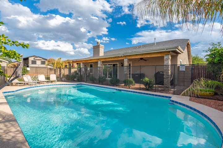 Glendale Fun In The Sun -
Heated Pool + Putt-putt! - Glendale, AZ