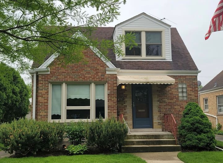 Cozy Cape Cod: Feels Like Home! - Skokie, IL