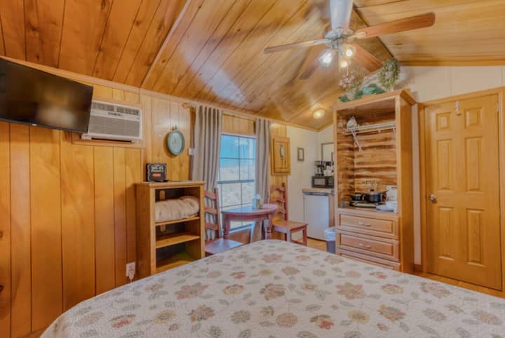 "Bird's Nest" - Mini Studio - Enchanted Hideaway - Ruidoso, NM