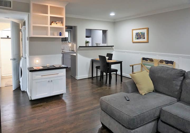 Galleria-area Innerloop Condo Updated Mid-century - Houston, TX