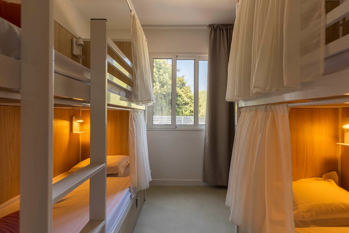 6-bed room with bathroom in hostel - Hostels for Rent in Porto-Vecchio ...