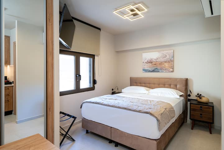 Aunt Malama's Place #3 - Heraklion