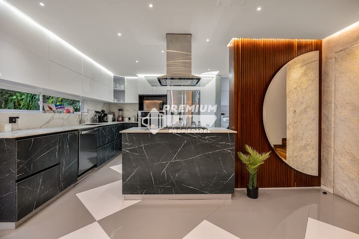 3-level Home With Bbq Terrace & Pool Access - Medellín, Colombia