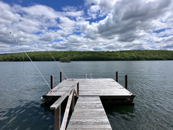 Beautiful Candlewood Lakefront - Brookfield, CT