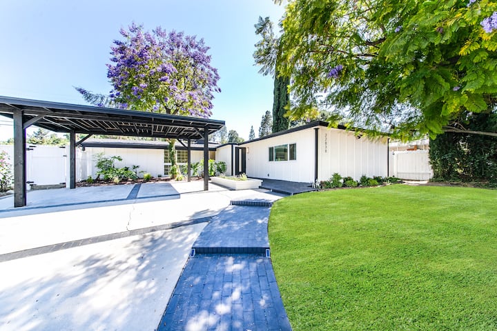 New Luxury Modern 4 Bed + Pool | 30+ Night Stay - Calabasas, CA