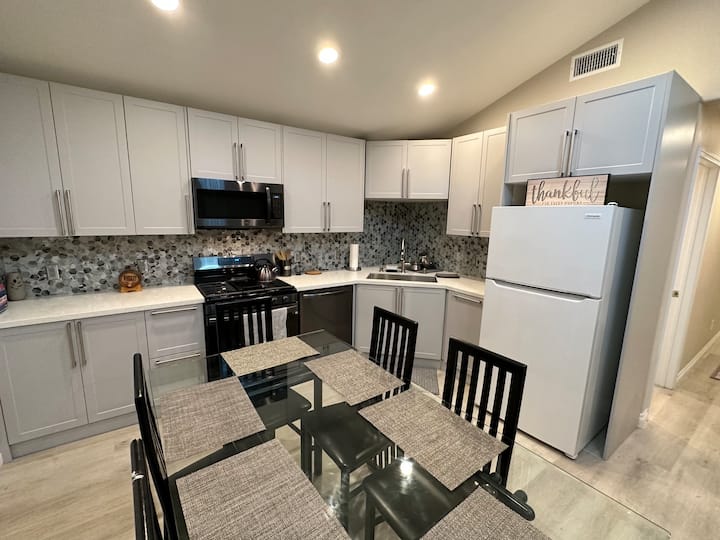 Modern Home Close To Shopping - Pomona, CA