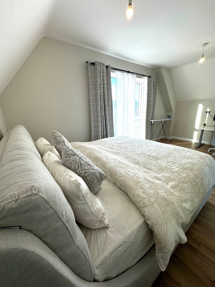 Private 2nd Flr, Spacious 50m2, Ensuite & Parking - Dún Laoghaire