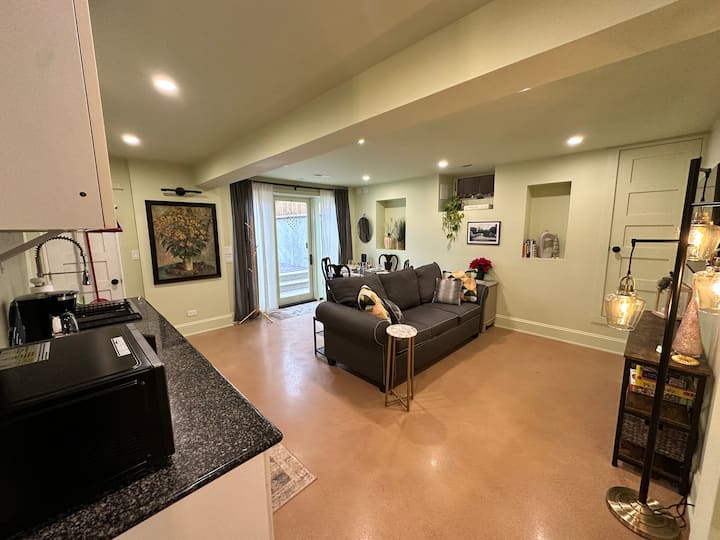 Cozy Uptown 1bd Near Red Line - Chicago, IL