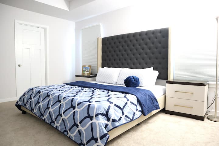 King Room: Luxe Bath, Cinema, & New Build Charm - Hartford, WI