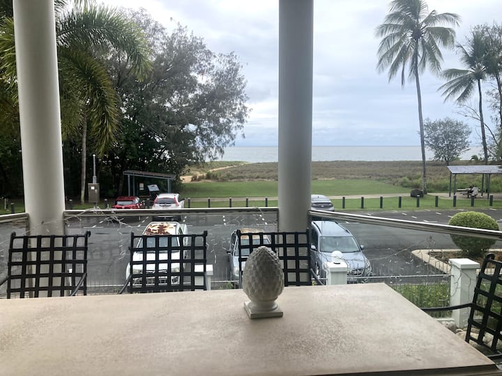 Chic Beachfront Apartment - Cairns