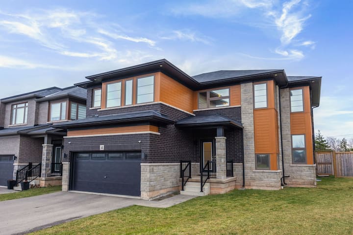 Clean & Modern - 4bed 2.5bath - Close To Niagara - Grimsby, Ontario