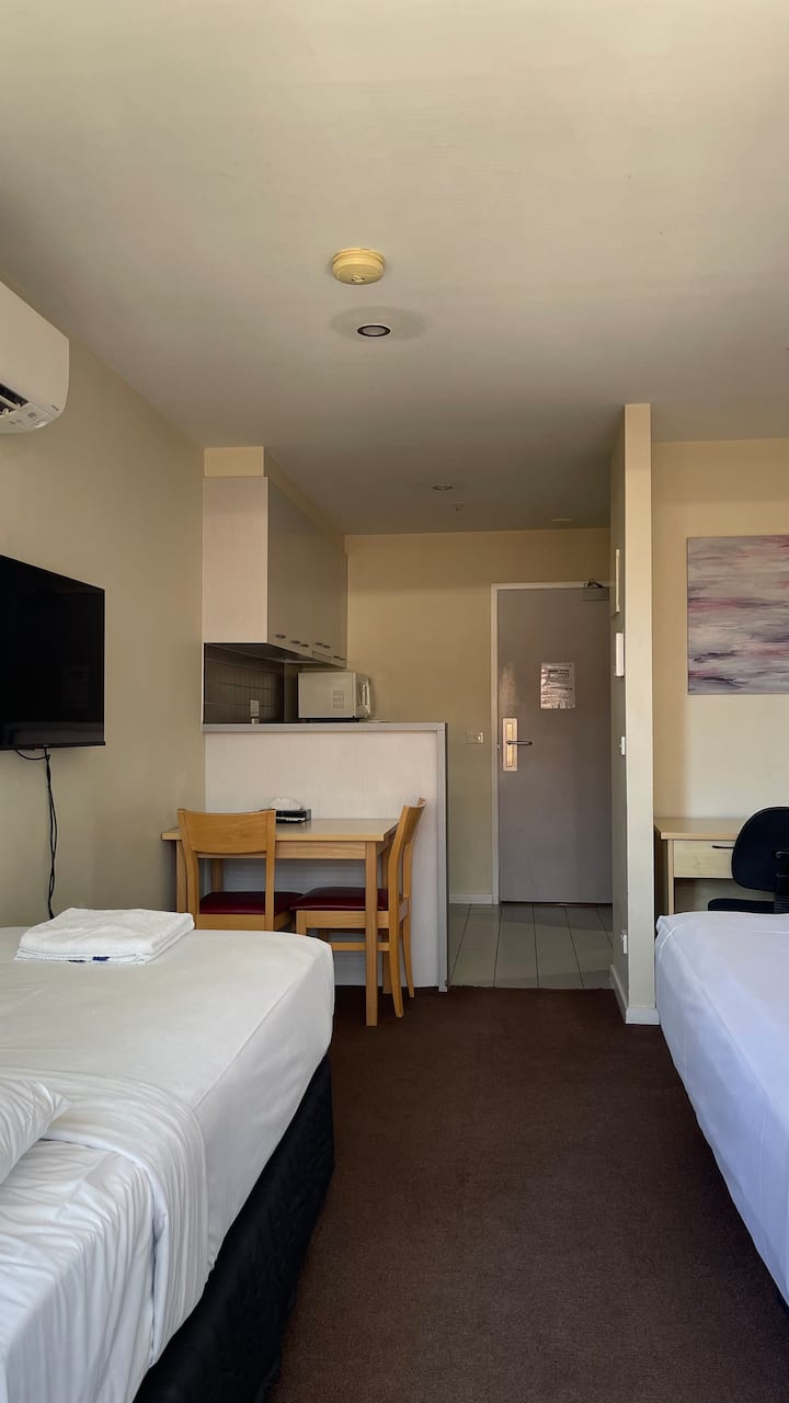 Bright City View Studio For 3 With Pool & Gym - 멜버른