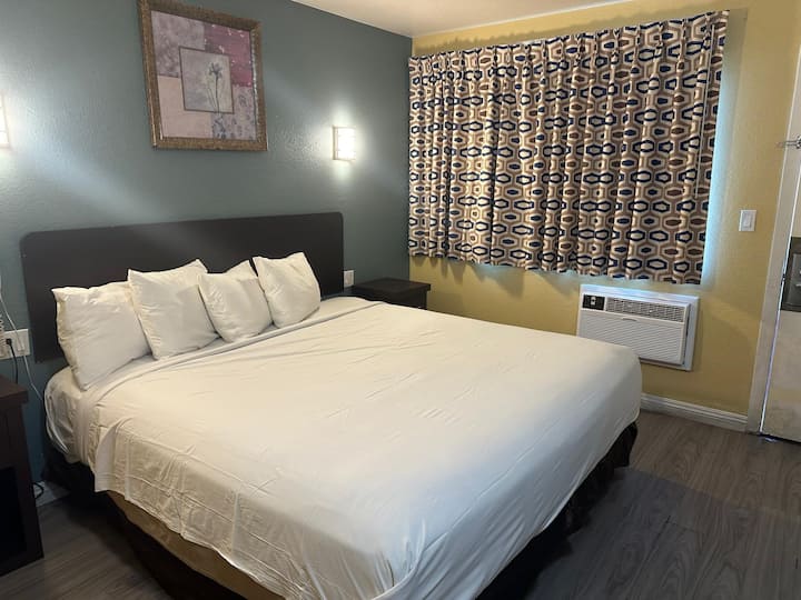 King Bed Accessible Non-smoking | Hotel Avenida - Oceanside, CA