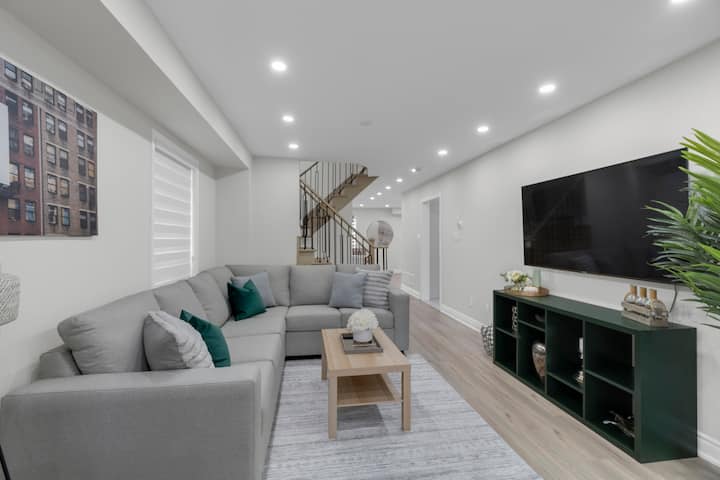 Spacious Modern 6br - Pristinely Clean W Parking - Brampton