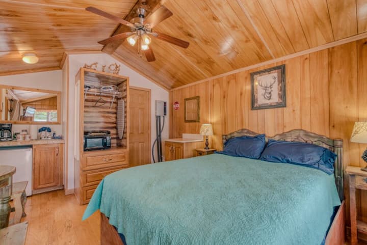 "Deer Crossing" - Mini Studio - Enchanted Hideaway - Ruidoso, NM