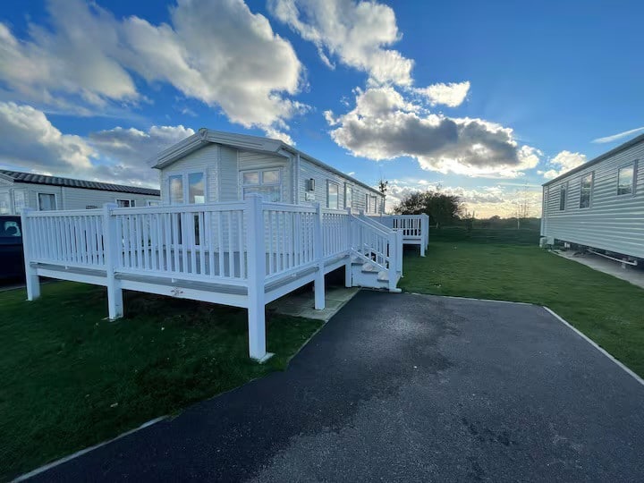 Luxury 8-birth Caravan With Large *Hot Tub* - Woodhall Spa