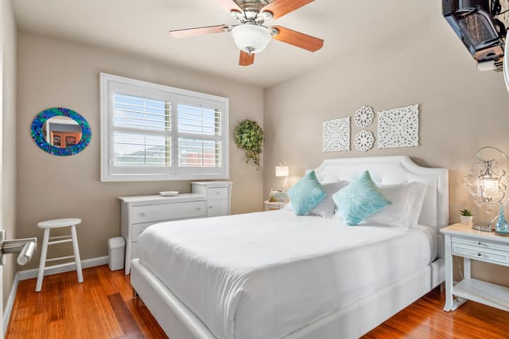 Cozy Queen Bedroom Retreat: Stylish Comfort Awaits - Huntington Beach, CA