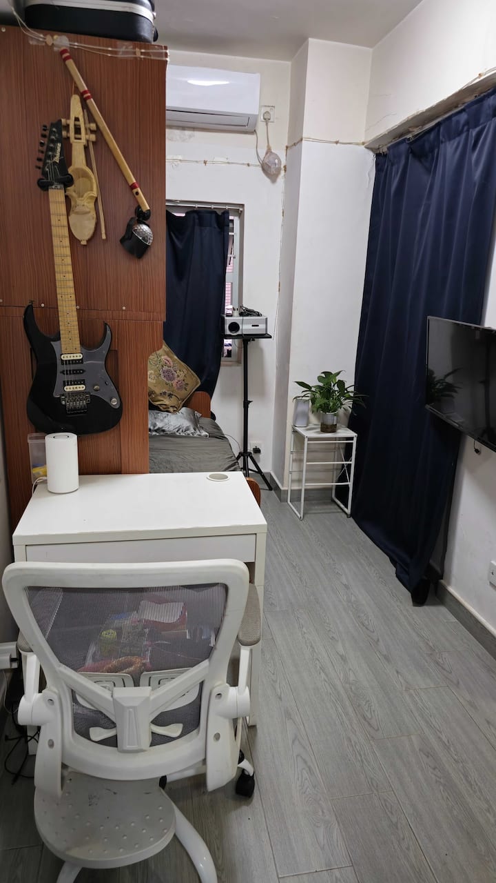 Private Apartment With Balcony ( Super Location ) - Tsim Sha Tsui