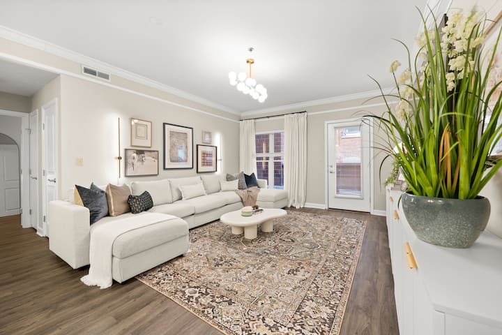 Stayrace | 3 Bed + Huge Patio - Cincinnati