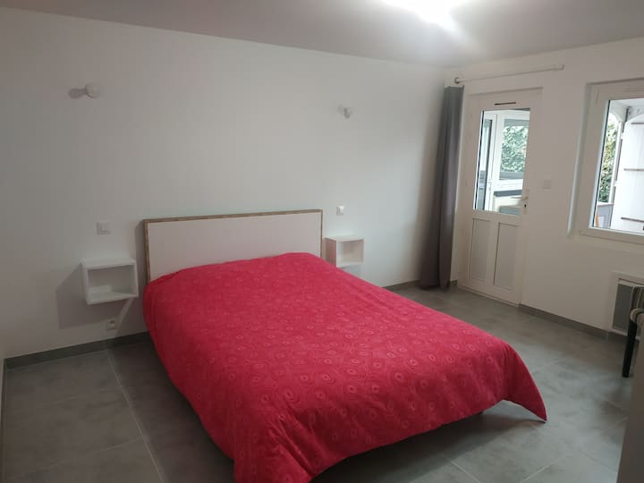 Chambre Indépendante Et Son Jardin Clôturé - France