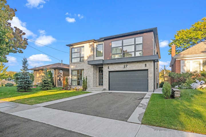 Spacious & Elegant Three Story 6 Bed Townhouse - Toronto