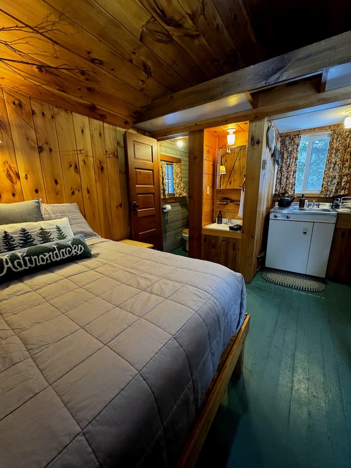 Cozy Cascade Adirondack Cabin - Tabletop Mountain, Keene Valley