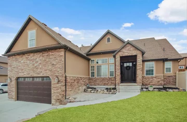 Mountain-lake Retreat Sleeps 18! - Lehi, UT