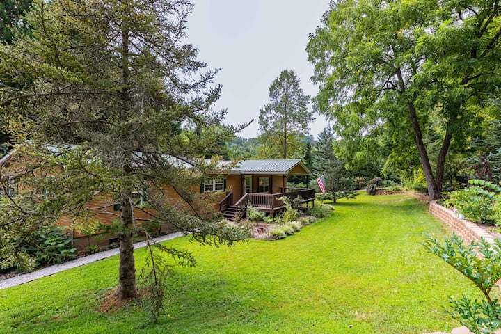 Smokey Mountain Riverfront Lodge - Sylva, NC