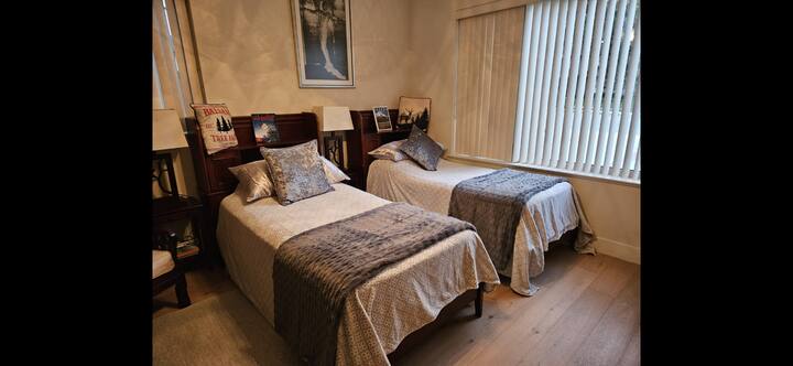 Beautiful New Basement Suite 3-bed, 5-piece Bthrm - Mount Seymour