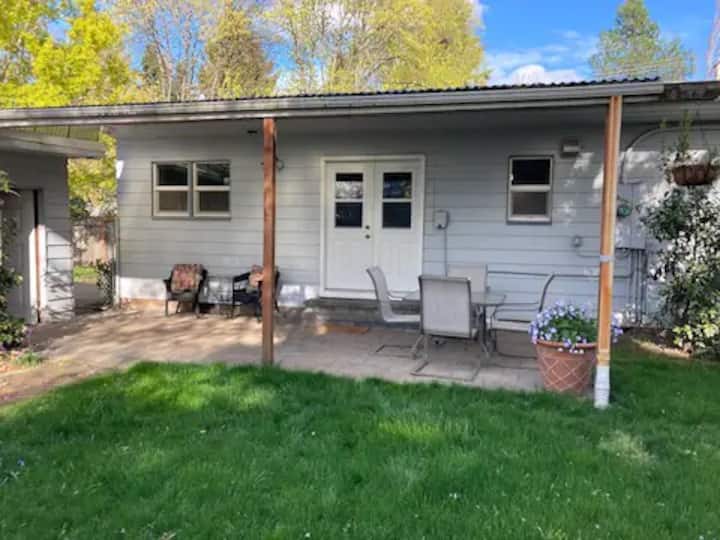 Tranquil Cottage Escape - Springfield, OR