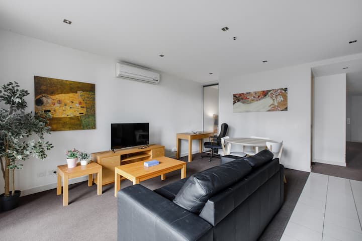 South Yarra Sleek 1br W/ Balcony, Walk To Station - Cremorne