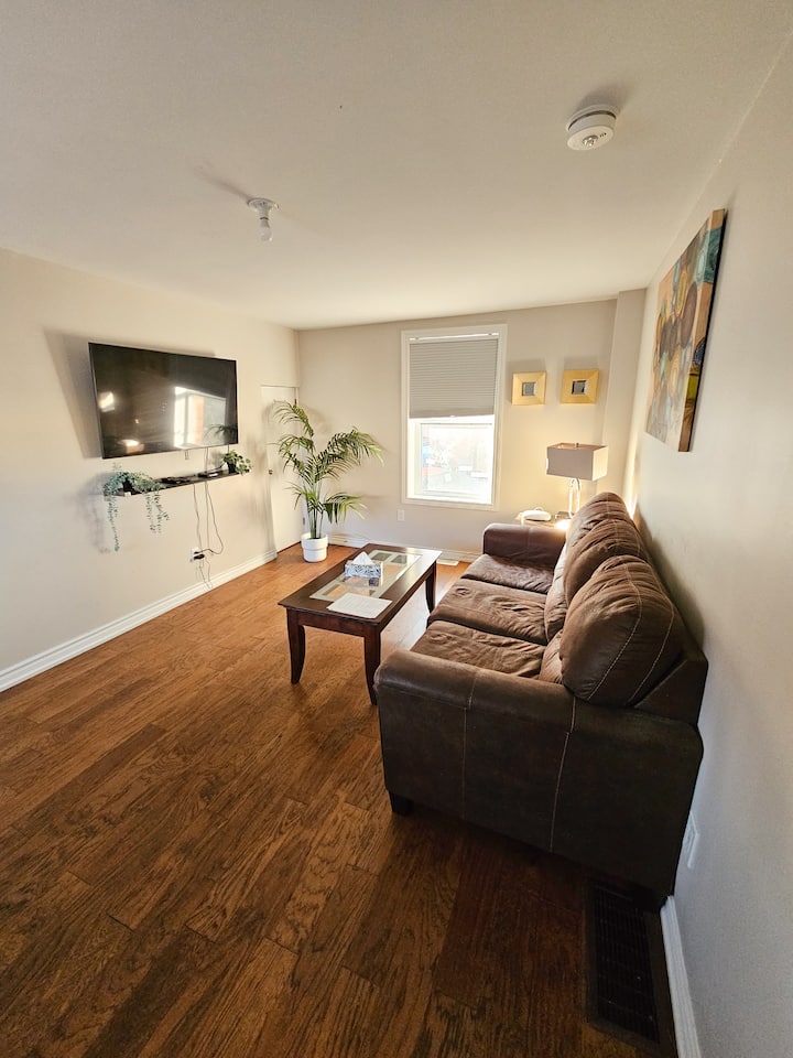 Spacious 2-bedroom Ground Floor Unit Near Beach - Cobourg