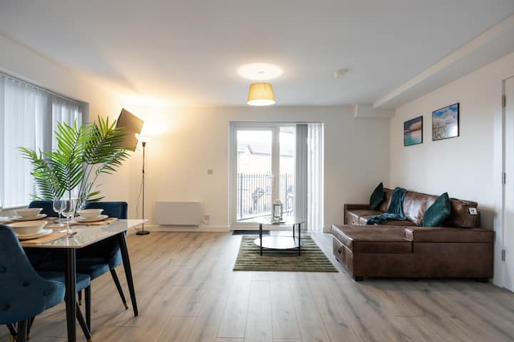 1-bed Apartment With 2 Private Patios | Sleeps 4 - Belfast