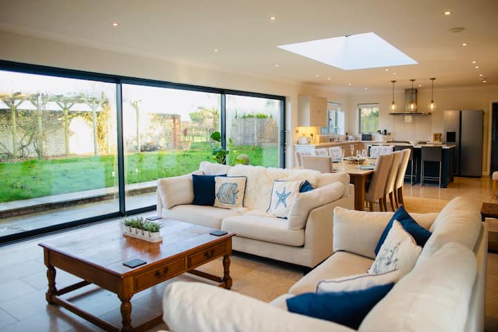 Beautiful & Spacious 4 Bed House With Large Garden - Norfolk