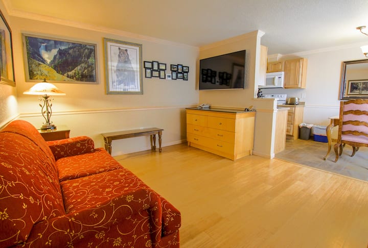 Yellowstone Gateway 1 Bedroom Kitchen Suite (#115) - Gardiner, MT