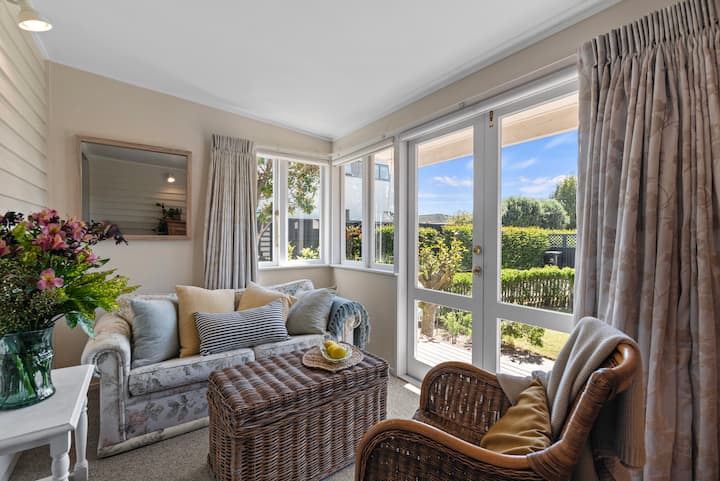 Graceful Character Cottage In The Leafy Avenues - Tauranga