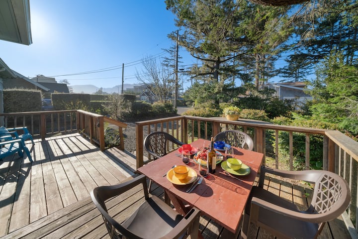 Cozy:~pacman~walkobeach/eats/cove/town~dog~fenced - Seaside, OR