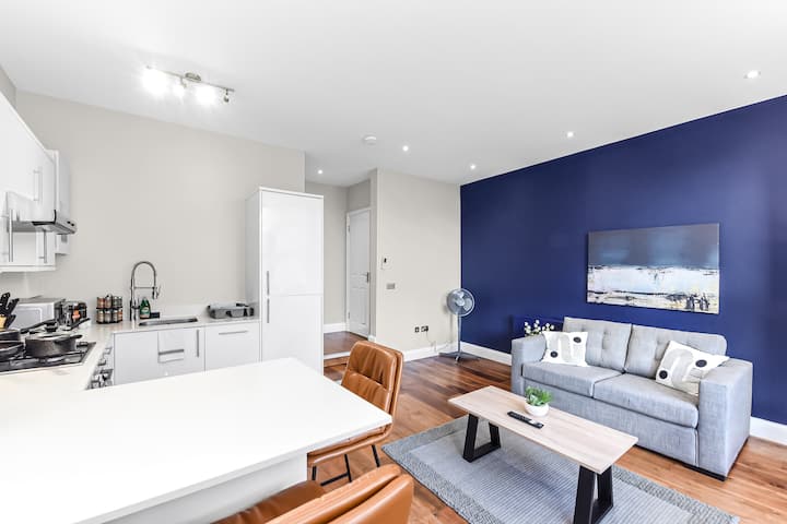Sleek & Stylish Urban Escape—ideal For 3! - London, UK