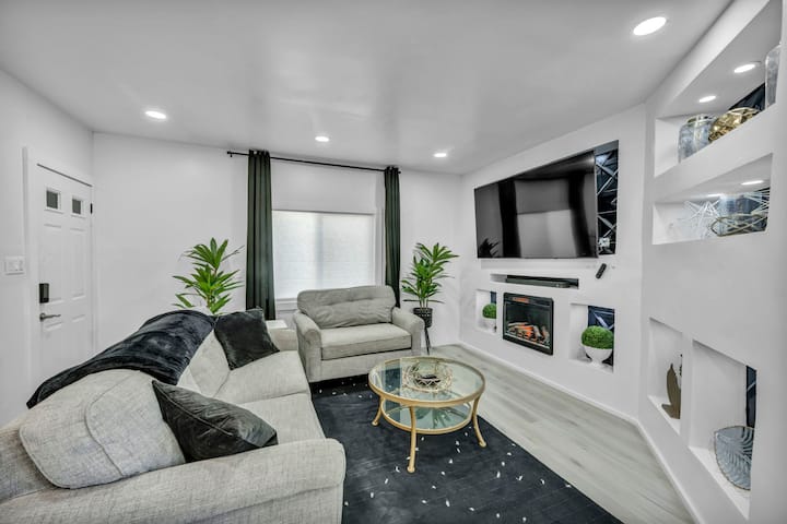 Modern, Spacious Cleveland Haven - Cleveland Heights, OH