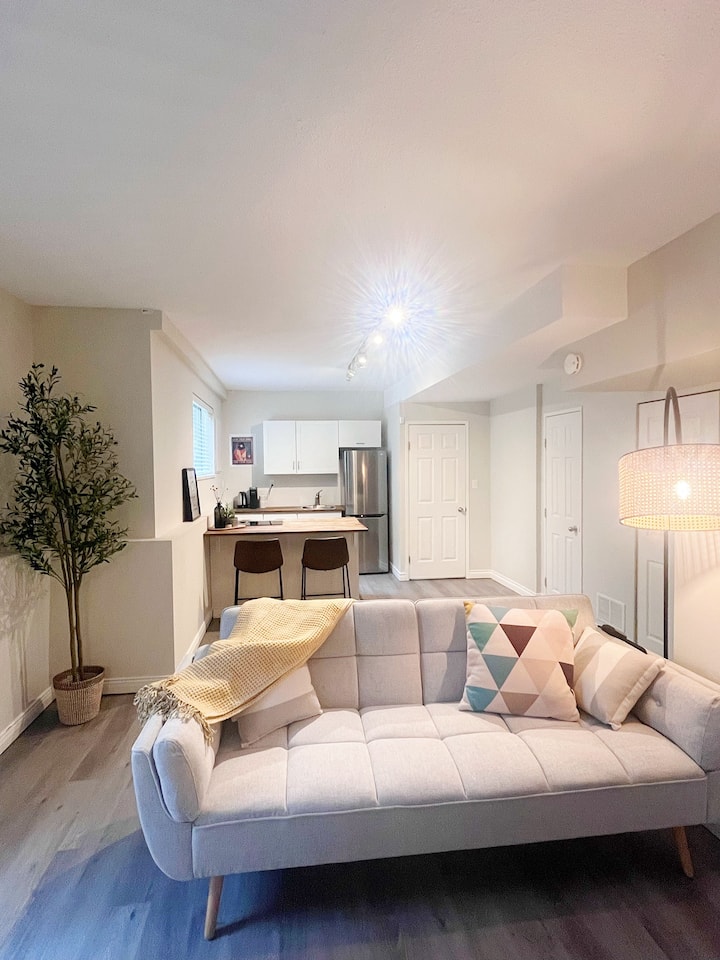 Basement Suite Near Grouse Mountain - West Vancouver