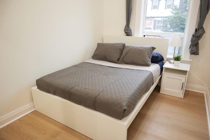 Private Bed & Bath - Lively Area - Toronto