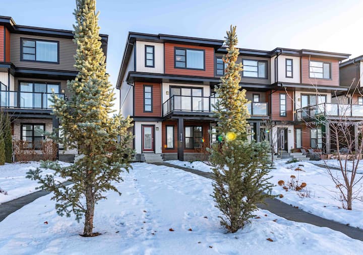 Pond View Townhouse Near Airport - Rv Parking - Edmonton