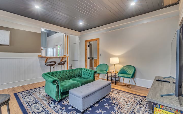 Southern Charm: 2br/2ba Near Forsyth + Veranda - Savannah, GA