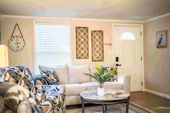 Cozy Coastal Cottage - Lakeland