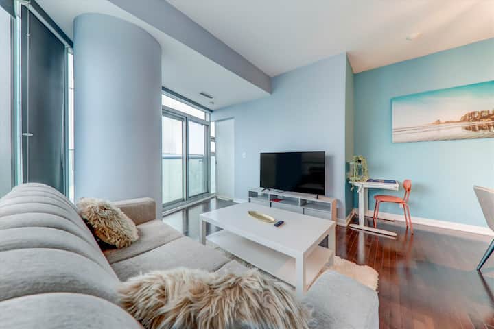 Freshly Painted, Newly Furnished - Toronto